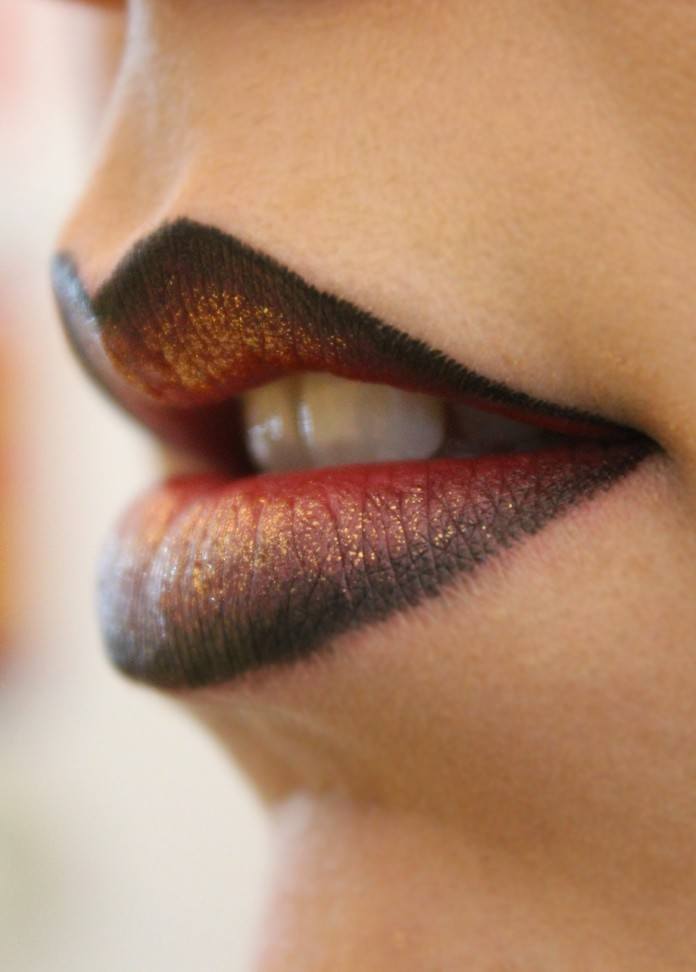 Maquillaje de labios en dorado paso a paso para Nochevieja | MujerdeElite